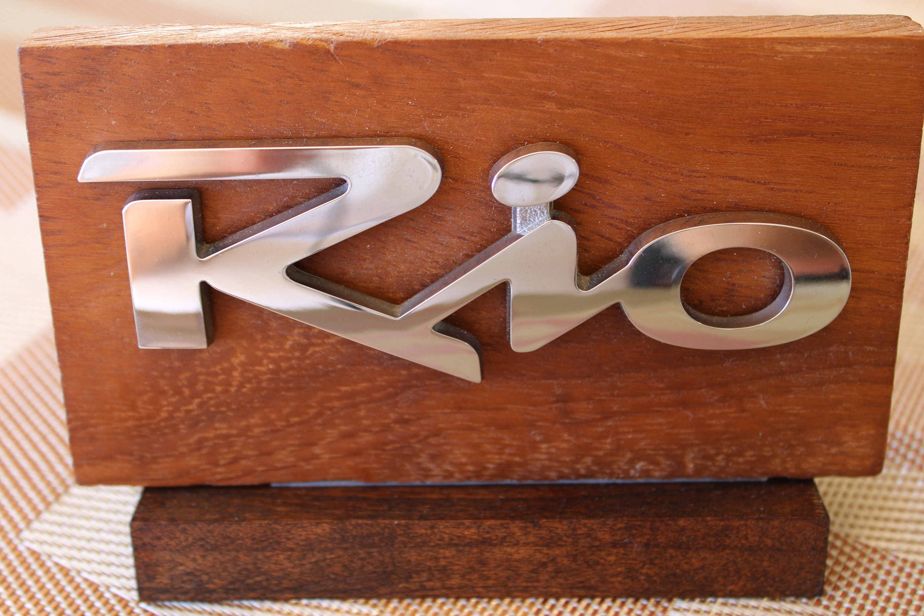 Kia Rio Script Emblem Desk Plaque Arte automotriz único con un emblema ...