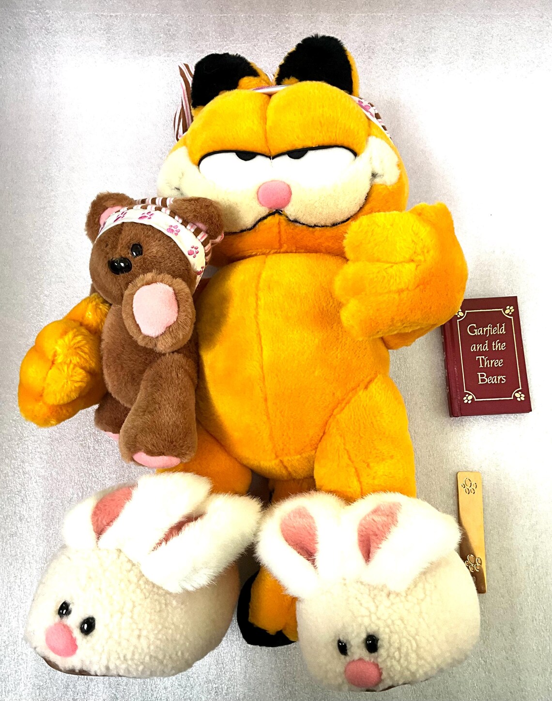 Gorgeous Collectible and Vintage Garfield With White Rabbit Shoes and ...
