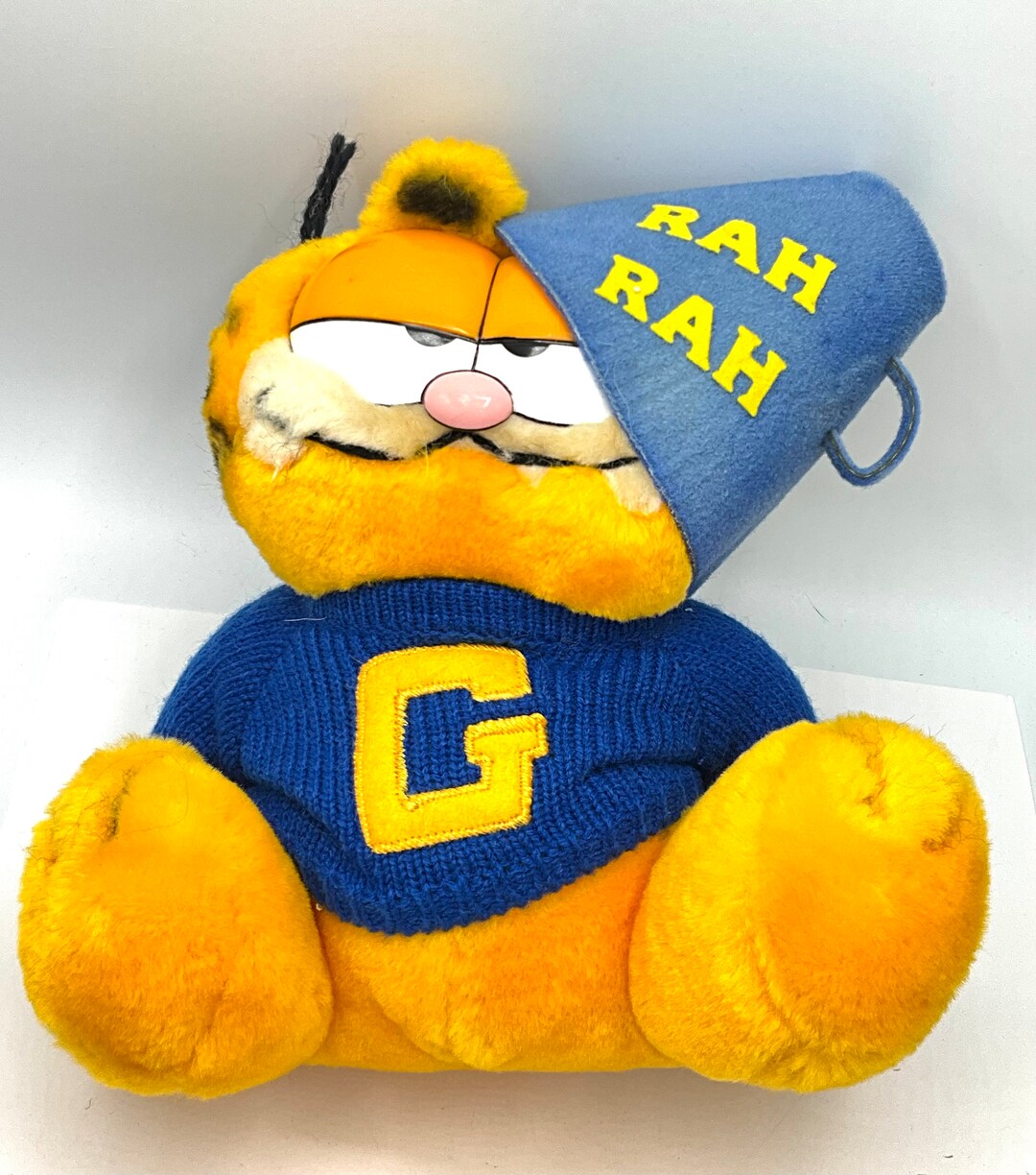 Gorgeous Collectible and Vintage Garfield With Hat Rah Rah, G Letter ...
