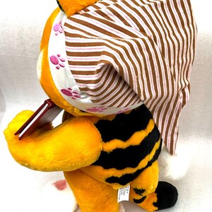 Gorgeous Collectible and Vintage Garfield With White Rabbit Shoes and ...