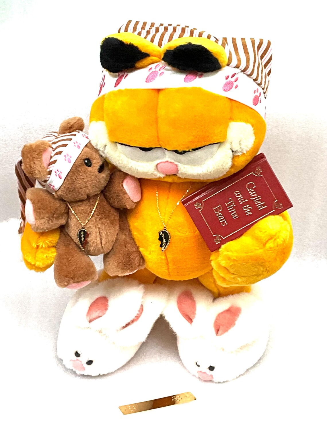 Gorgeous Collectible and Vintage Garfield With White Rabbit Shoes and ...