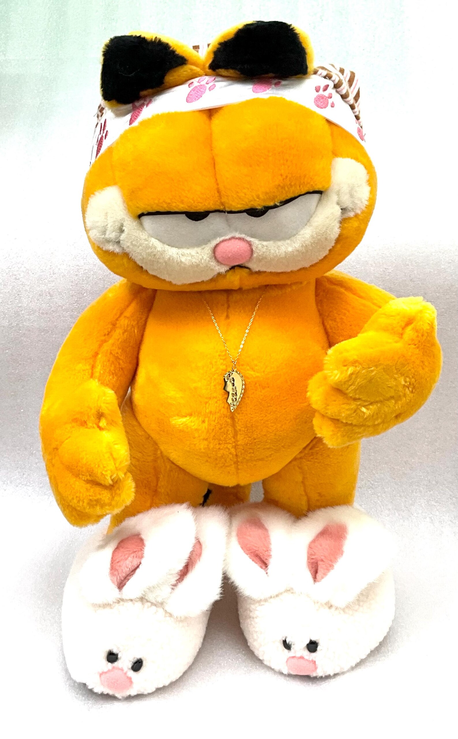 Gorgeous Collectible and Vintage Garfield With White Rabbit Shoes and ...