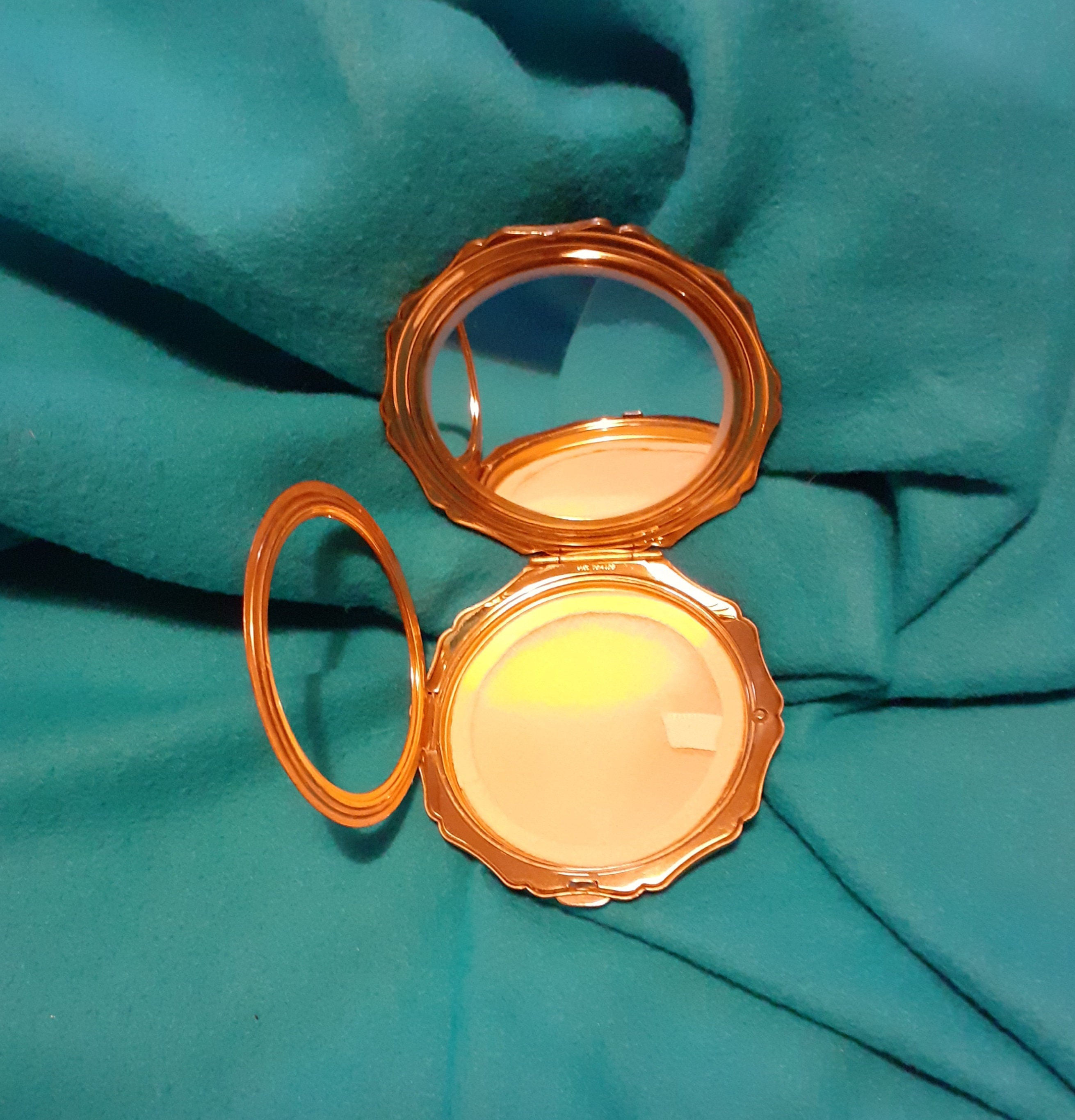 Vintage Stratton Red and Gold Indian Jewel Compact. - Etsy