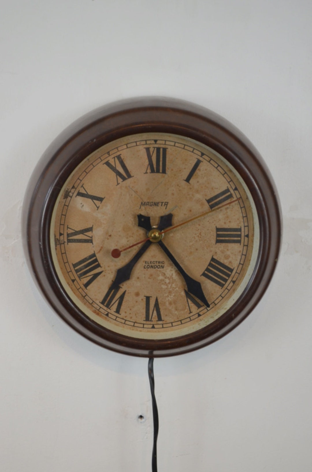 Vintage Magneta Wall Clock - Etsy