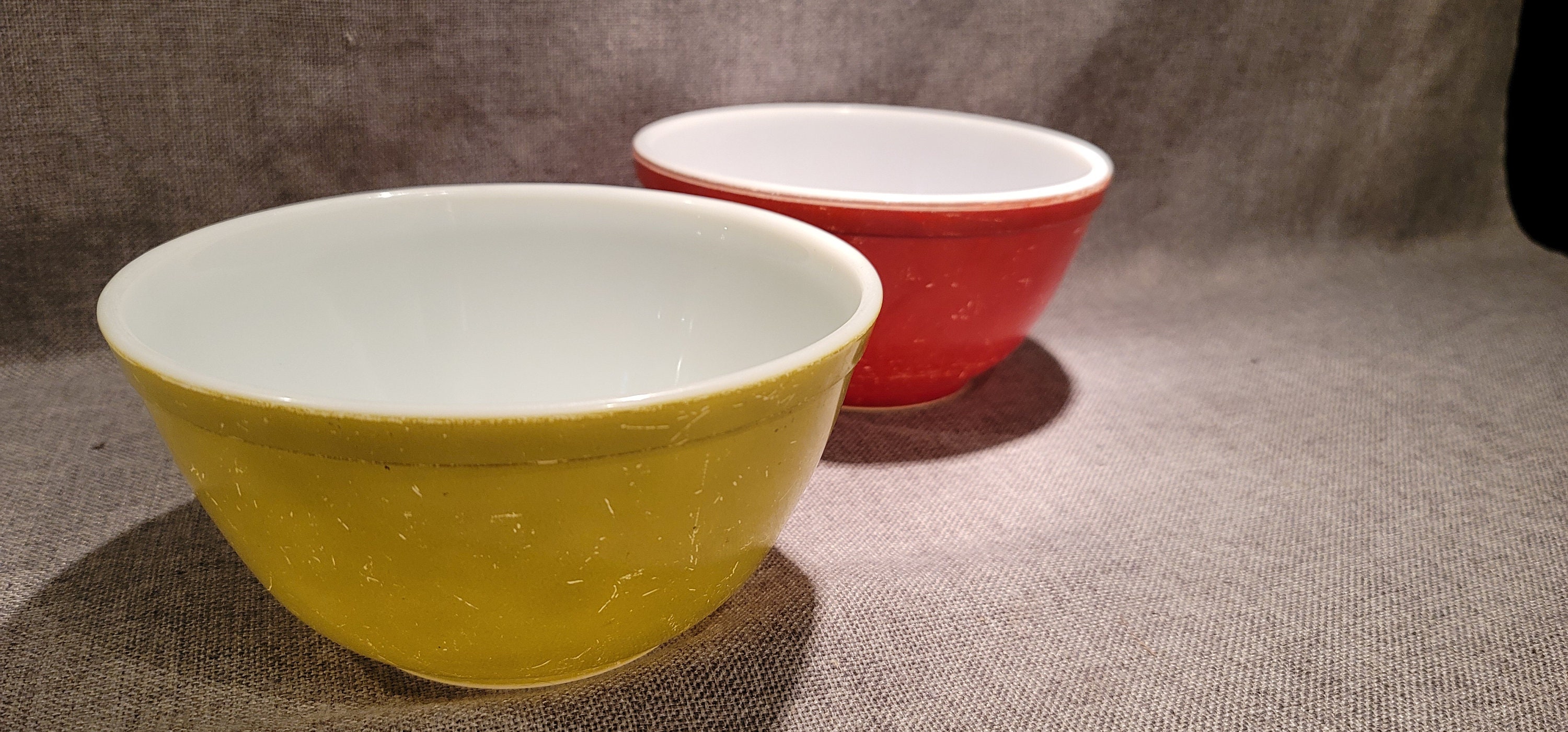 Pyrex Primary Colors Set of 2 Bowls Both 402 Red and Green - Etsy