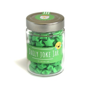 Daily Joke Jar: 100 Paper Stars With Funny Jokes, Puns & One-liners ...