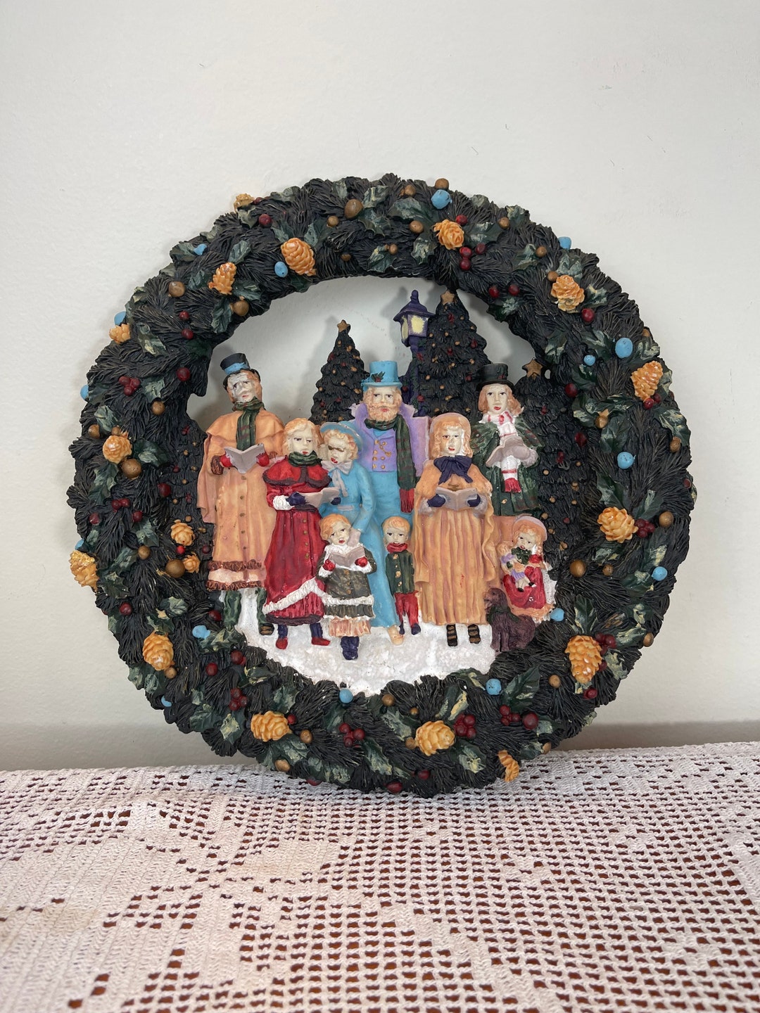 Vintage Christmas Carollers Wreath || Christmas Caroling Family Resin ...