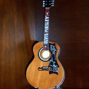 ELVIS PRESLEY Mini Acoustic Guitar Memorabilia Free Stand Display Gift ...