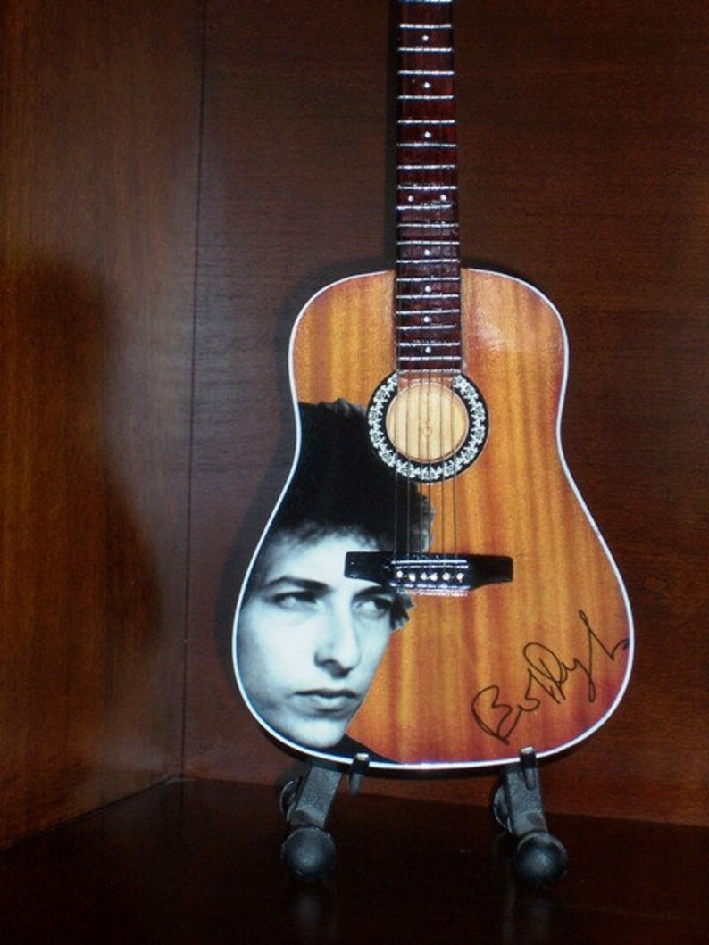 Mini Acoustic Guitar BOB DYLAN Portrait Memorabilia Free Stand Display ...