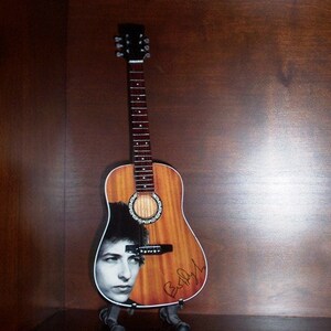 Mini Acoustic Guitar BOB DYLAN Portrait Memorabilia Free Stand Display ...