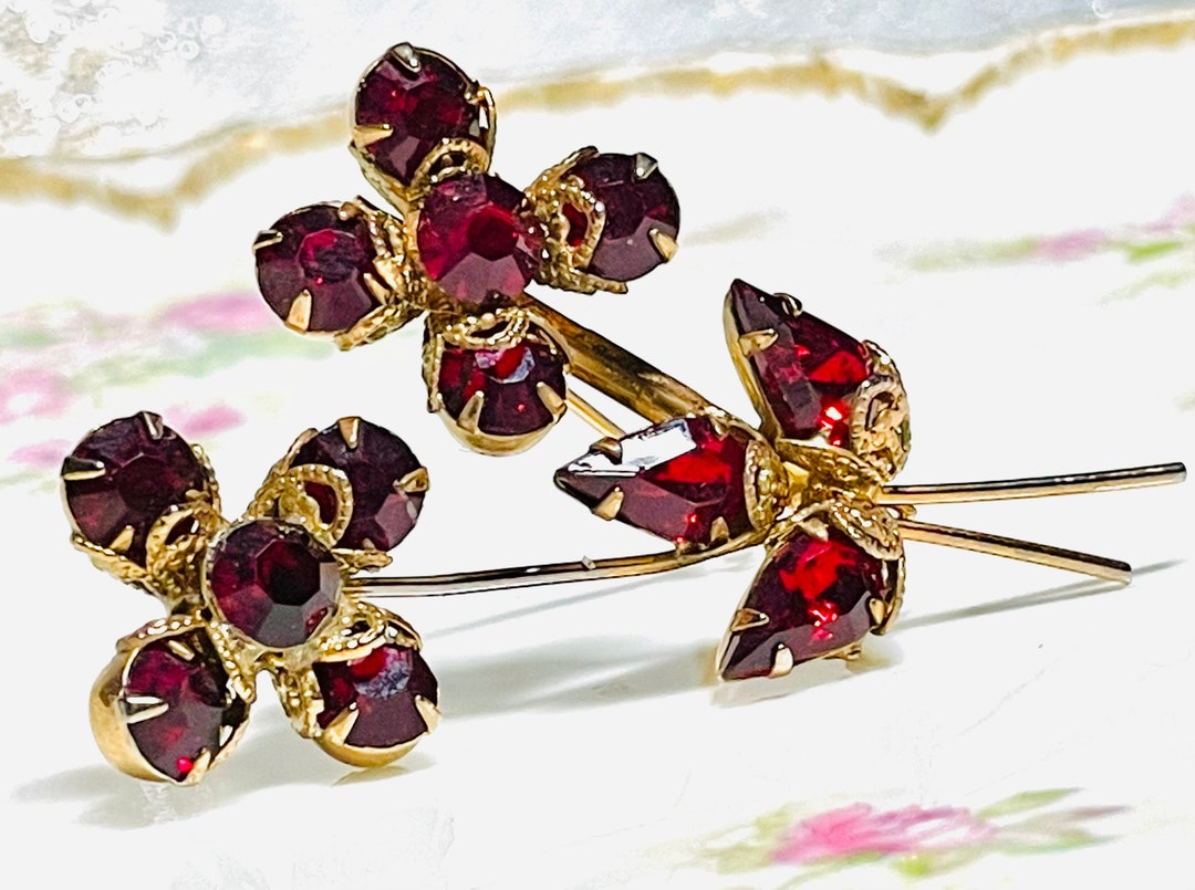 Vintage Ruby Red Crystal Rhinestone Teardrops and Chatons Gold Toned ...