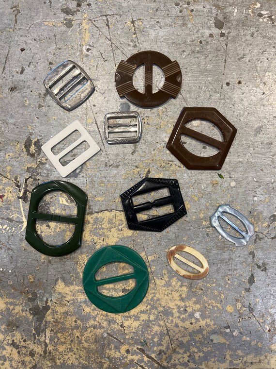 Vintage plastic belt buckles - Gem