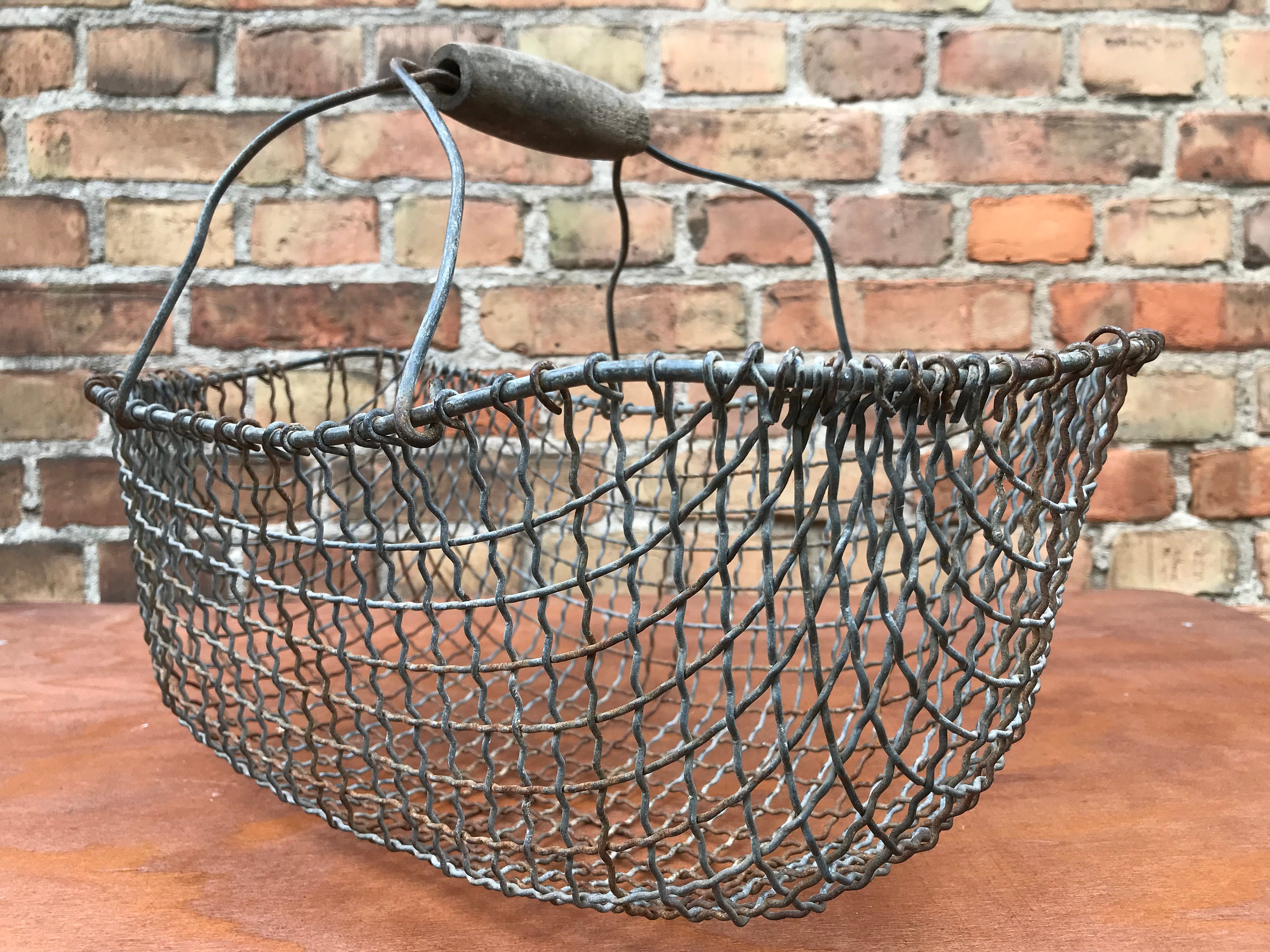 alter Erntekorb mit Holzgriff