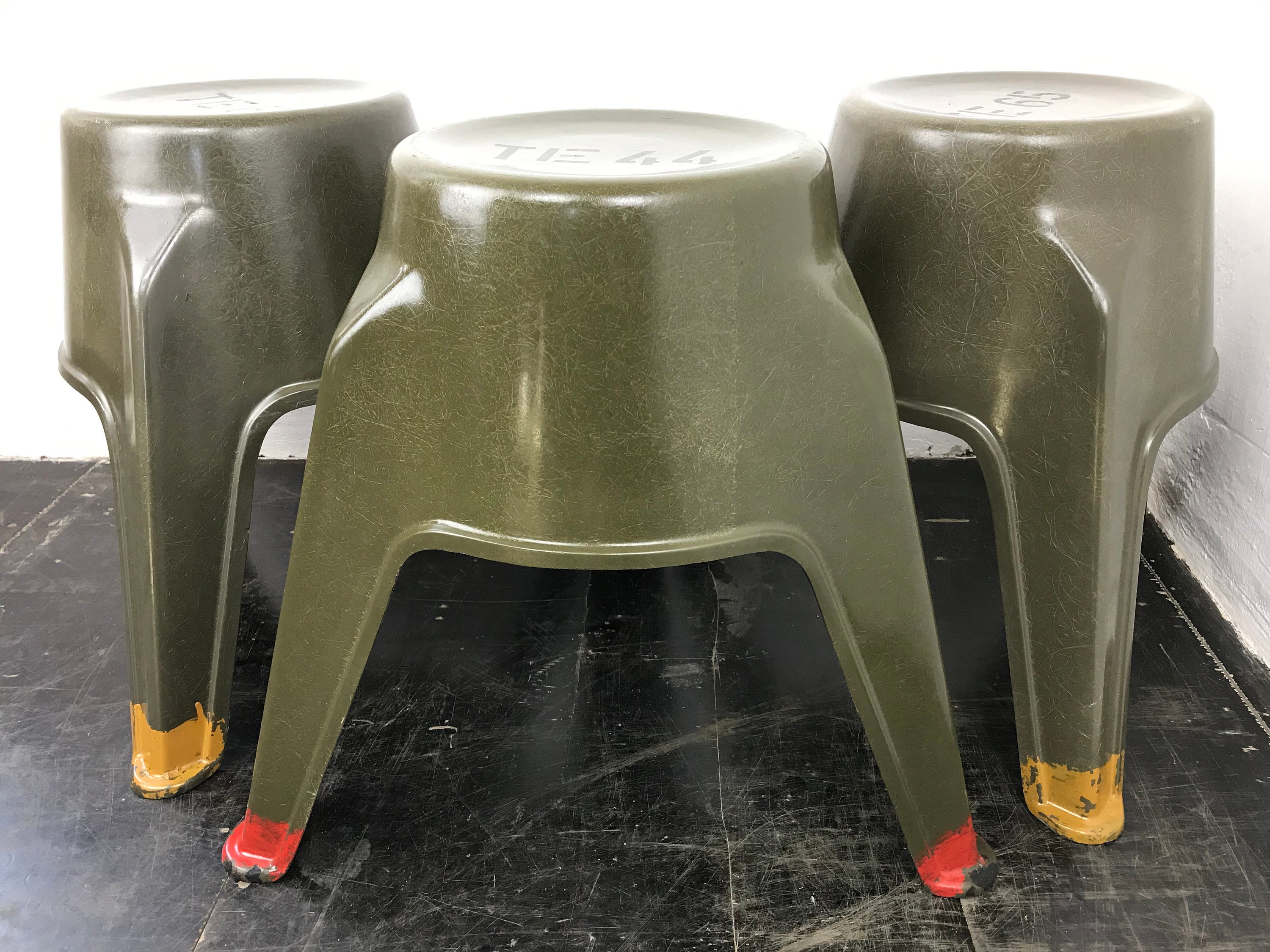 3er Set olivgrüne Fiberglas Hocker