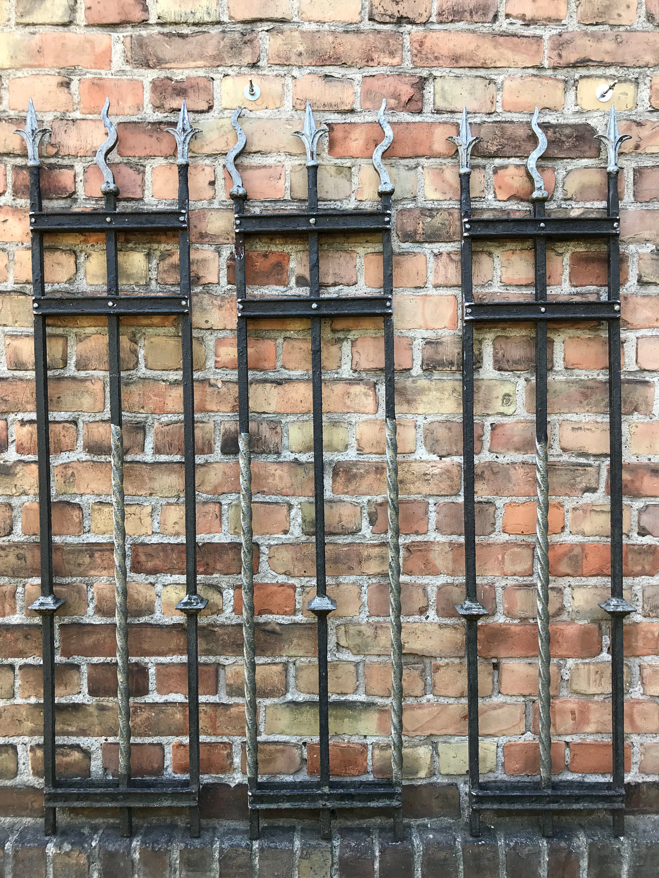 high wrought-iron rank grid 138 cm