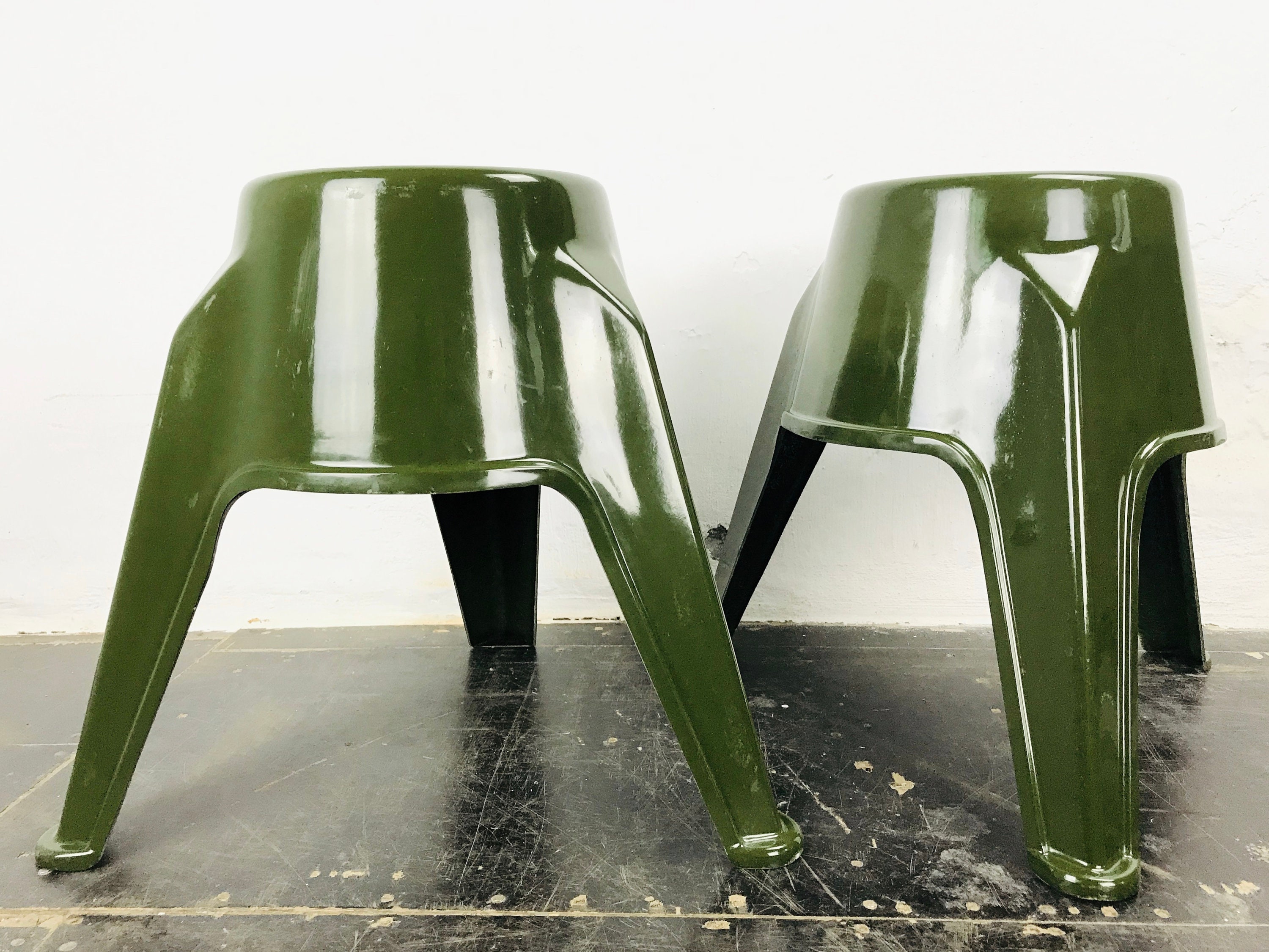 2er Set olivgrüne Fiberglas Hocker