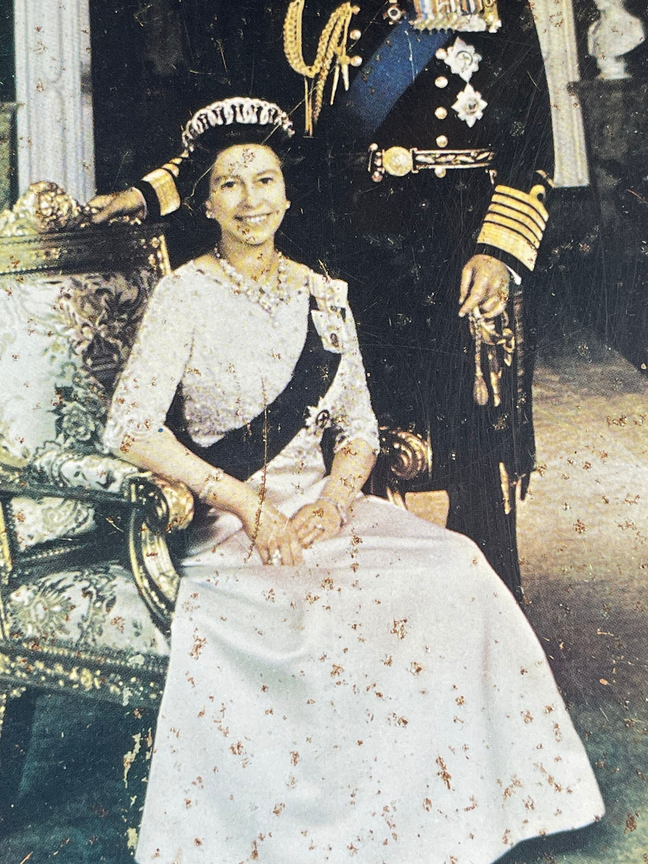 Round Metal Queen Elizabeth II Commemorative Silver Jubilee - Etsy