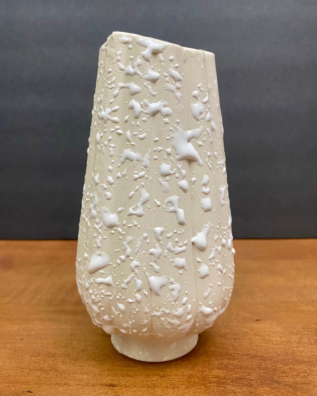 Vintage MCM Cream Ribbed Bud Vase W/ White Splatter Glaze - Etsy