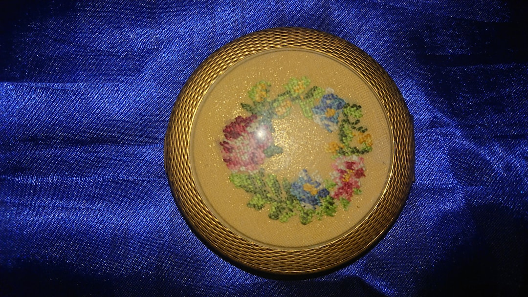 Lovely 1930s Petit Point Powder Compact - Etsy