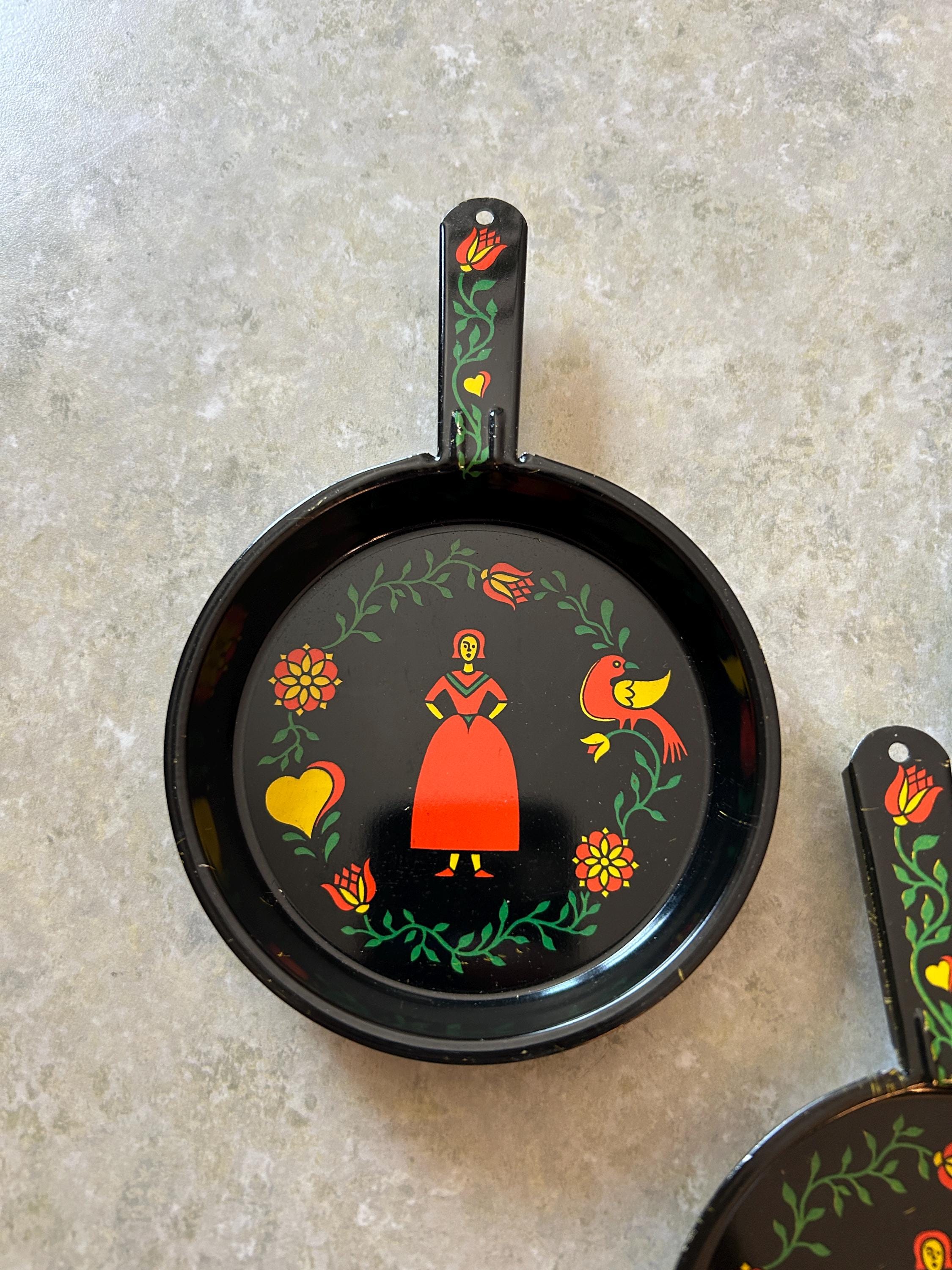 Vintage Set of 3 NOS PA Dutch Painted Tin Child Size Frying Pans ...