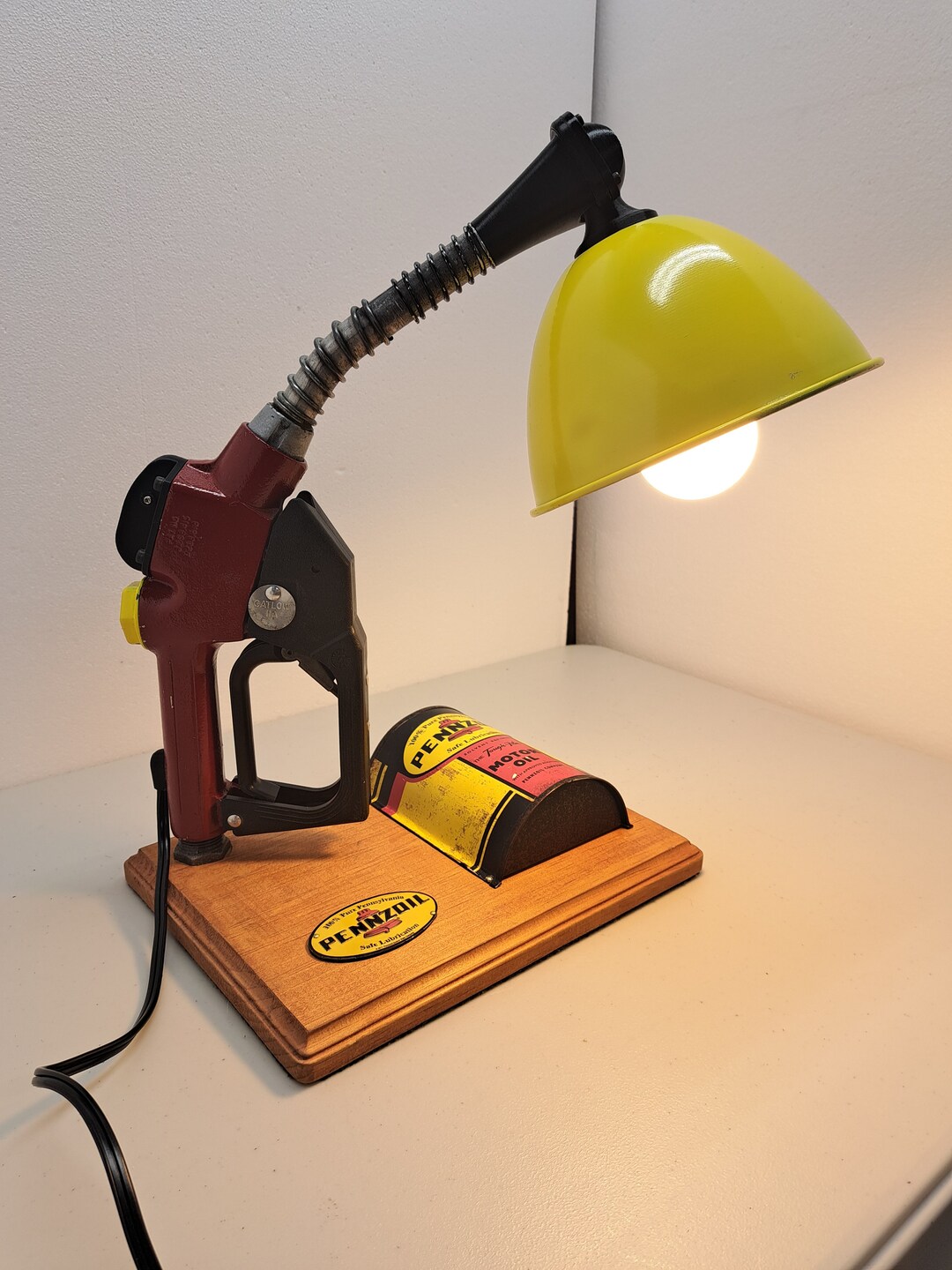 Penzoil Themed Lamp With LED Bulb. Squeeze the Fuel Pump Handle to Turn ...