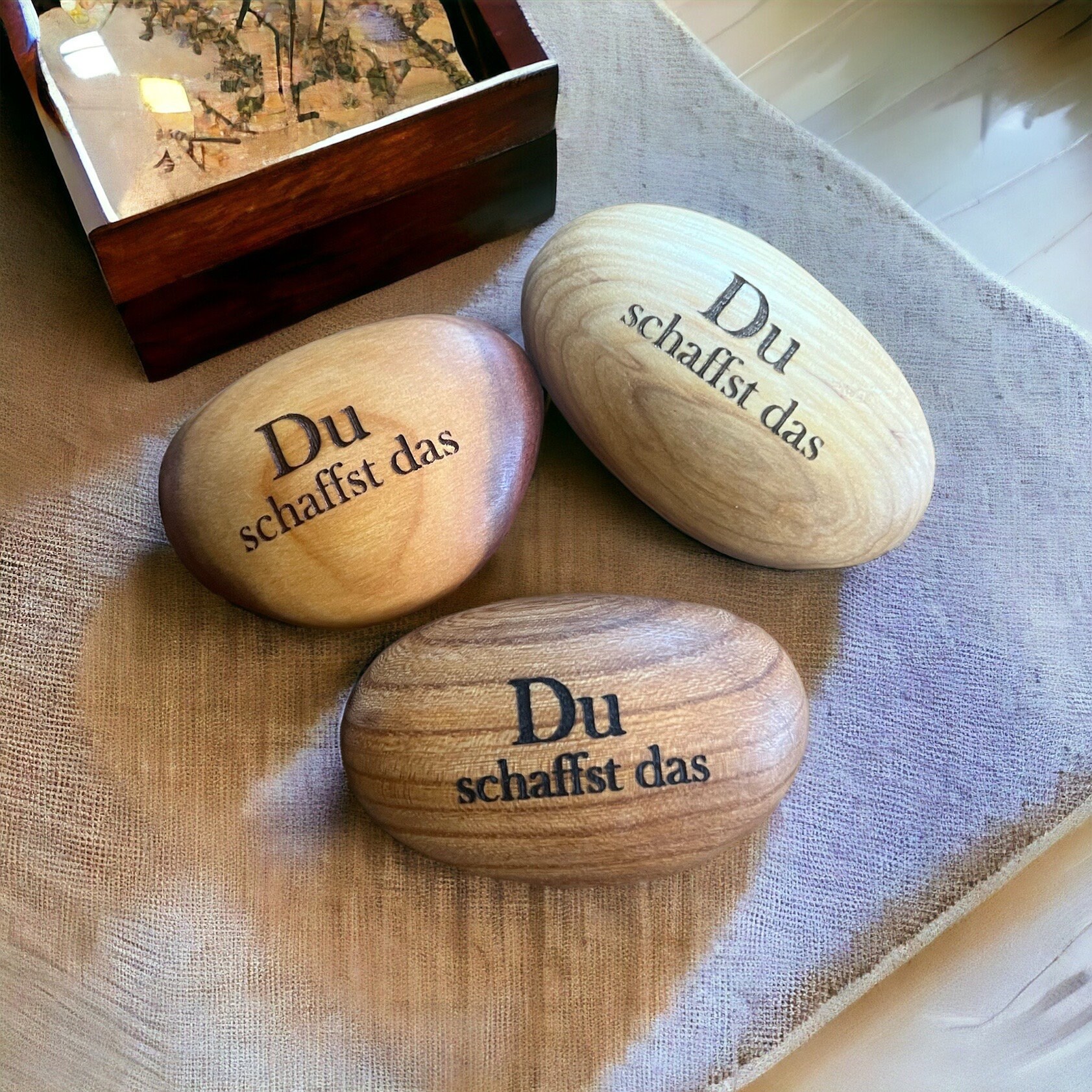 Handschmeichler aus Holz mit Gravur Kraft, Mutmacher oder du schaffst das, fein Geschliffen ...