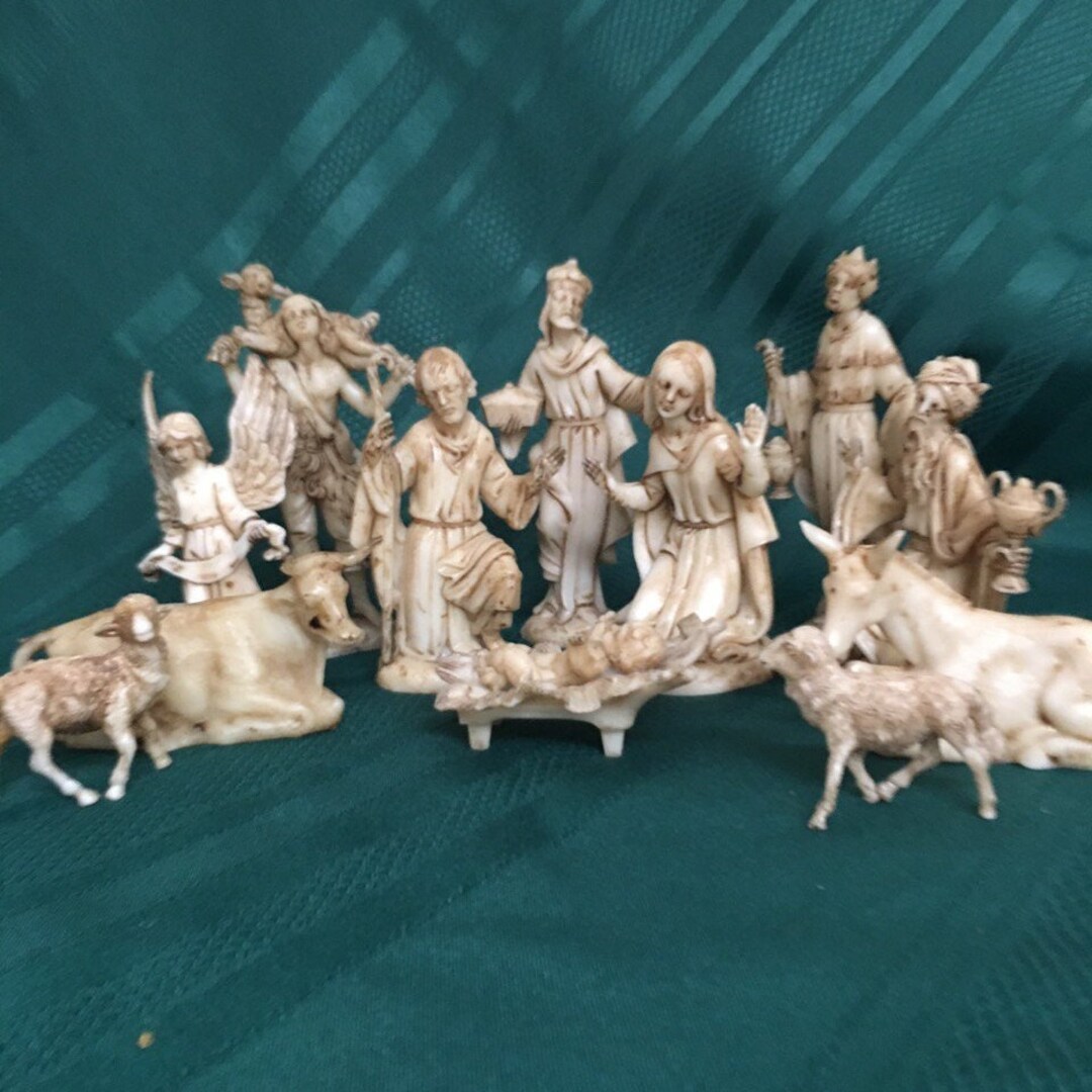 Vintage Nativity Set of 12 Figurines and Wooden Stable Circa 1982 ...