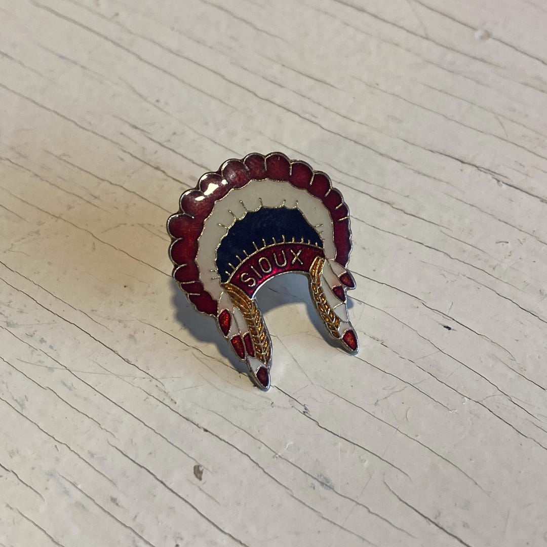 1980s Vintage SIOUX NATIVE AMERICAN Enamel Lapel Pin Retro First Nation ...