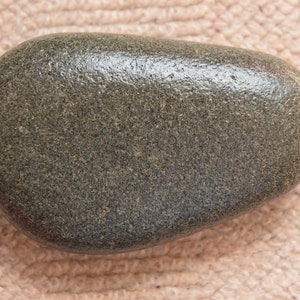 Hand Painted Pebble / Cobble / Stone BUMBLE BEE Paperweight Decoration ...