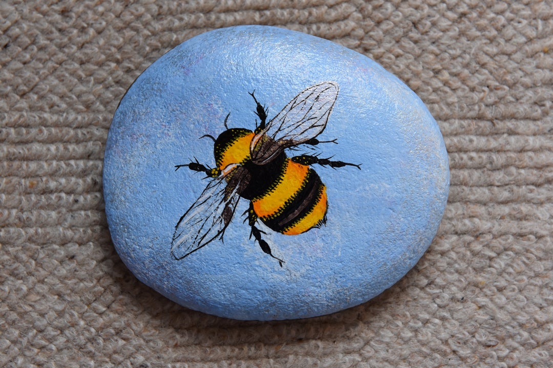 Hand Painted Pebble / Cobble / Stone BUMBLE BEE Paperweight - Etsy