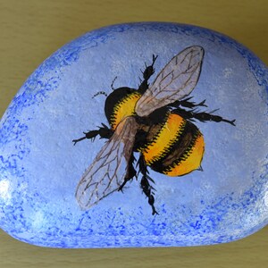 Hand Painted Pebble / Cobble / Stone BUMBLE BEE Paperweight Decoration ...