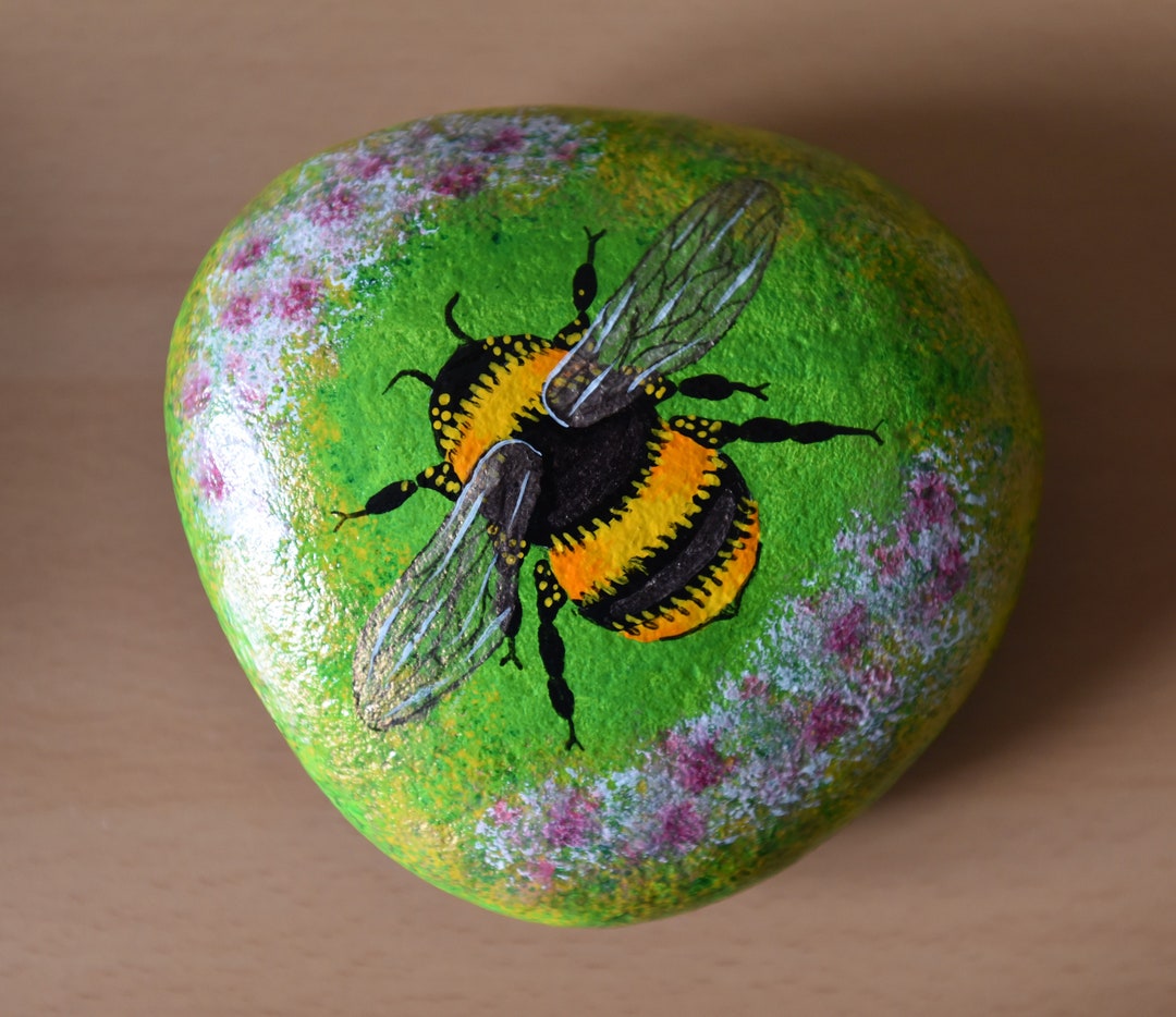 Hand Painted Pebble / Cobble / Stone BUMBLE BEE Paperweight Decoration ...