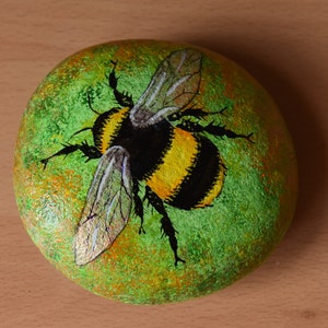 Hand painted pebble / cobble / stone BUMBLE BEE paperweight | Etsy