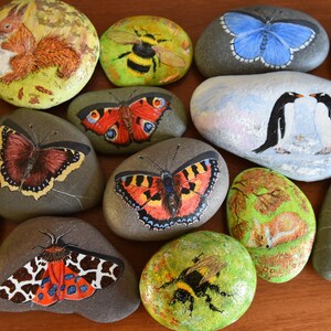 Hand Painted Pebble / Cobble / Stone BUMBLE BEE Paperweight Decoration ...