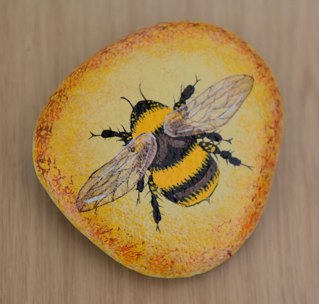 Hand Painted Pebble / Cobble / Stone Honey Coloured BUMBLE BEE ...