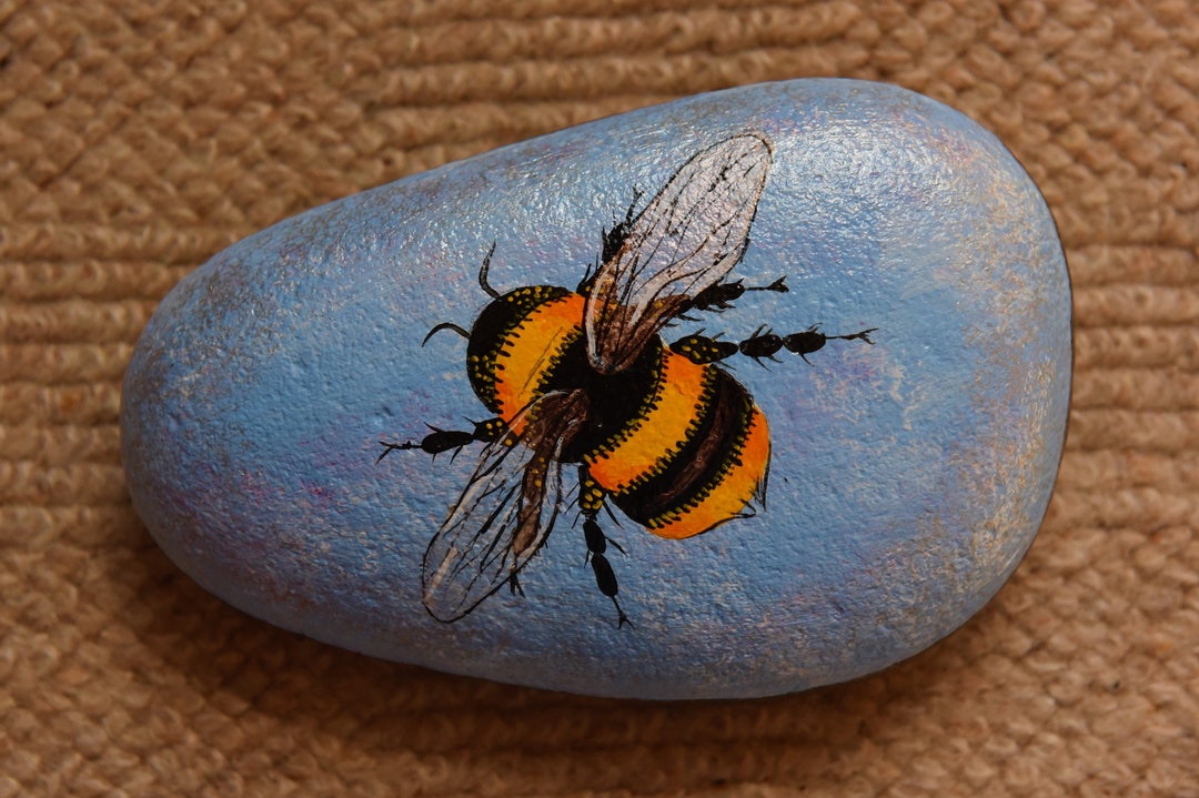 Hand Painted Pebble / Cobble / Stone BUMBLE BEE Paperweight Decoration ...