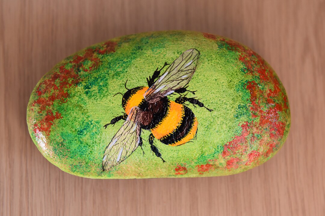 Hand Painted Pebble / Cobble / Stone BUMBLE BEE Paperweight Decoration ...
