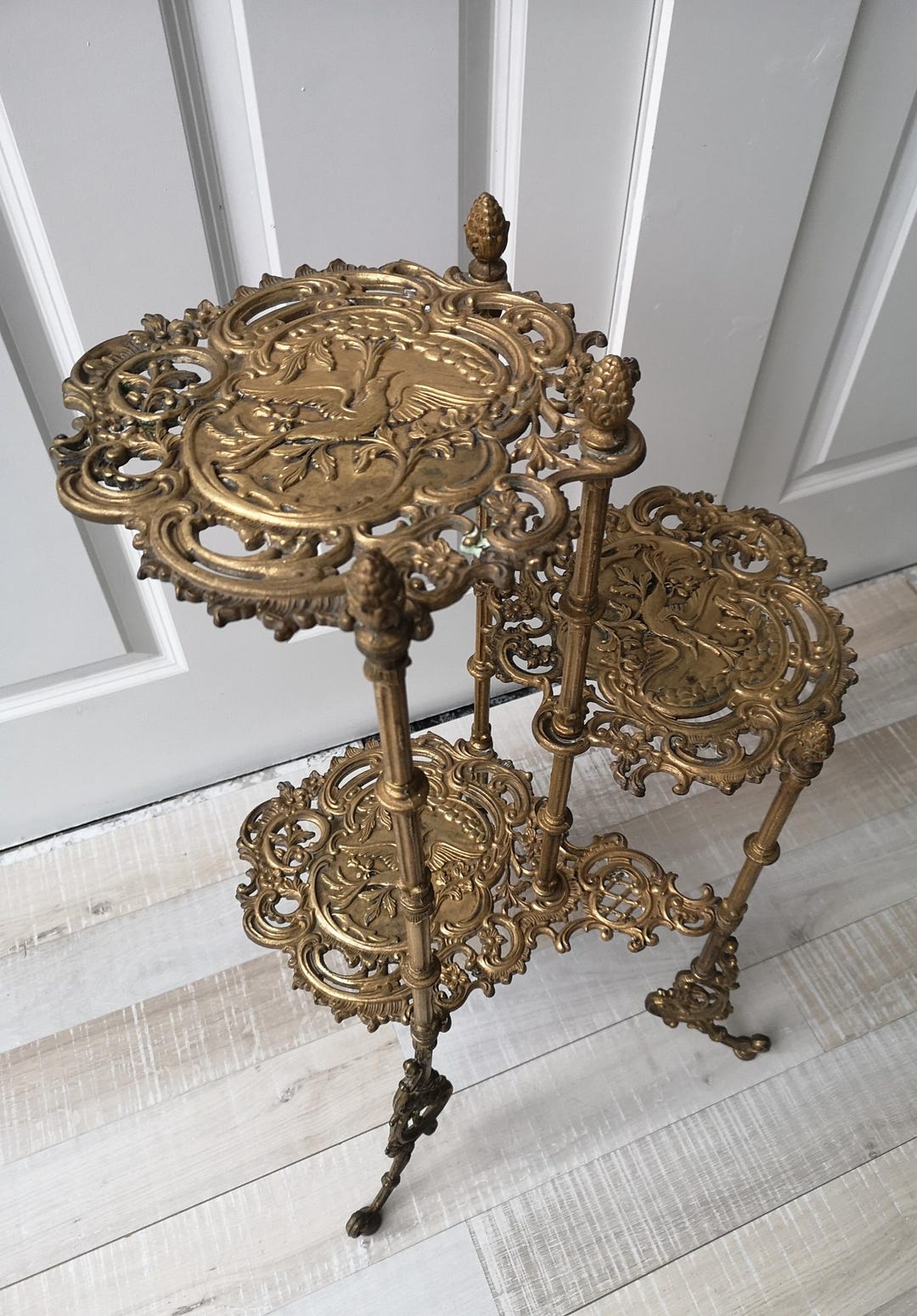 Messing Gesneden Cake Standaard Tafel of Plantenstandaard Met Drie ...