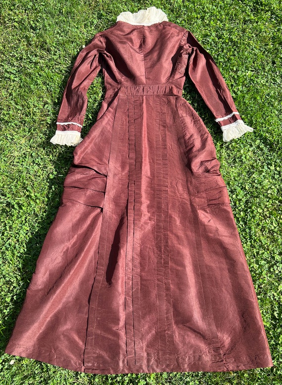 Antique c. 1870s-1880s Brown Silk Taffeta Wrapper Dre… - Gem
