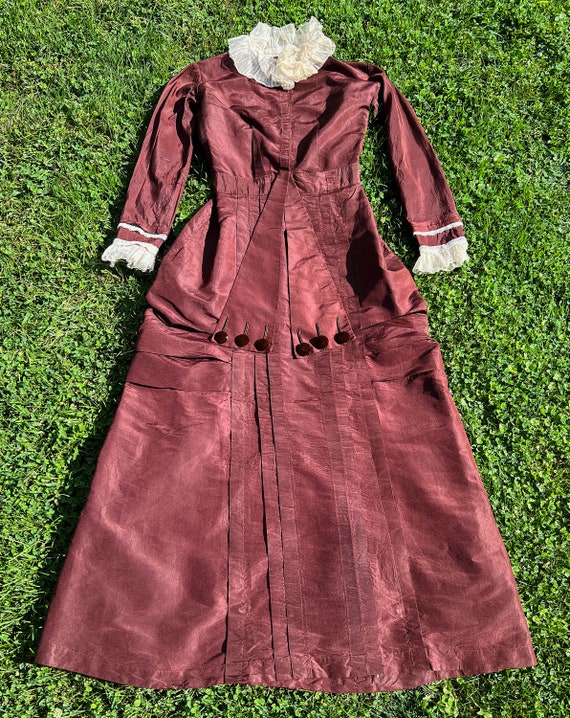 Antique c. 1870s-1880s Brown Silk Taffeta Wrapper Dre… - Gem