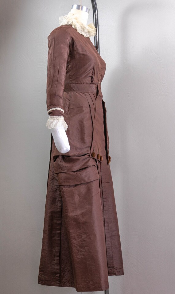 Antique c. 1870s-1880s Brown Silk Taffeta Wrapper Dre… - Gem