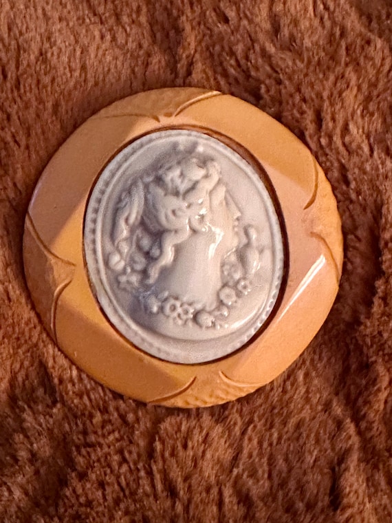 vintage bakelite cameo brooch - Gem