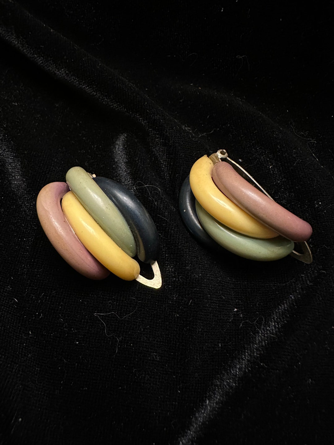Vintage Lucite Clasps: Unusual Plastic Brooch - Etsy