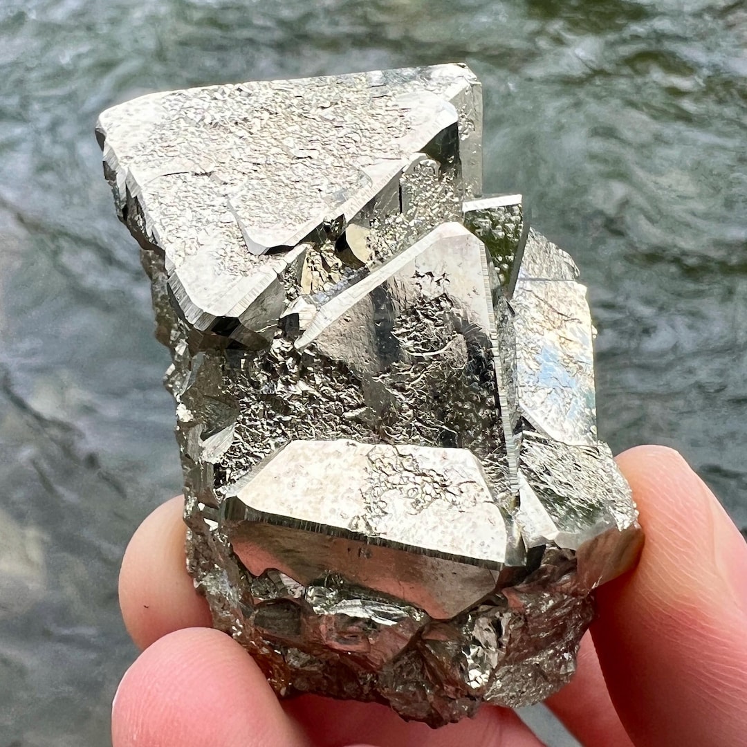 Raro gruppo di pirite ottaedrica di piramidi dal Perù • 170 grammi ...