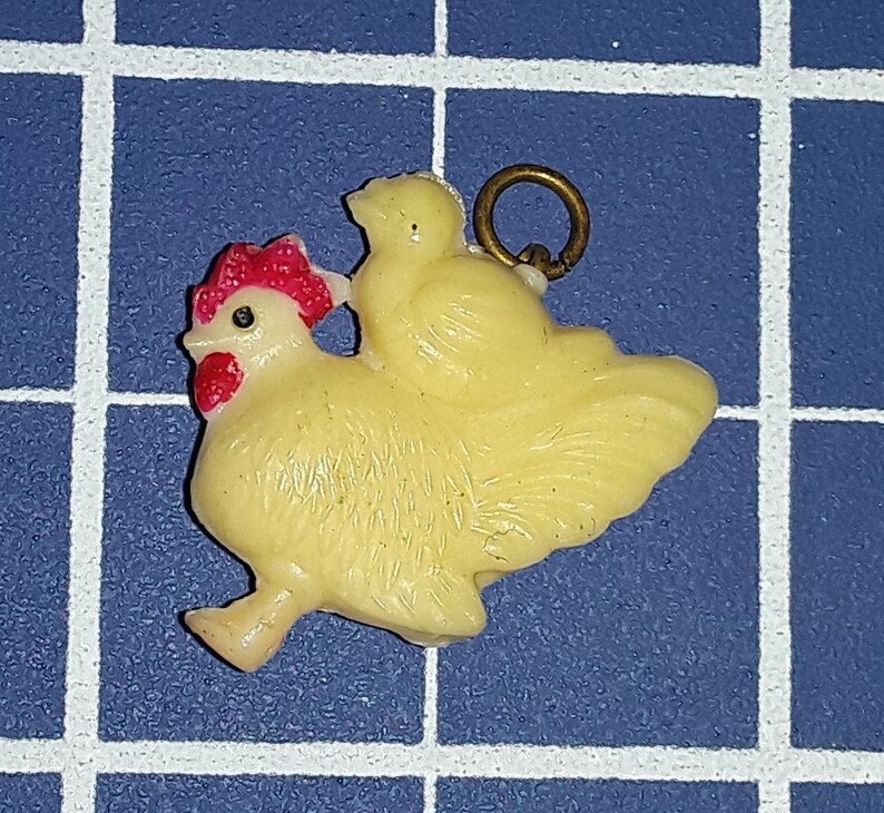 Década de 1940 Celuloide Gallina y Pollito CRACKER JACK TOY Charm ...