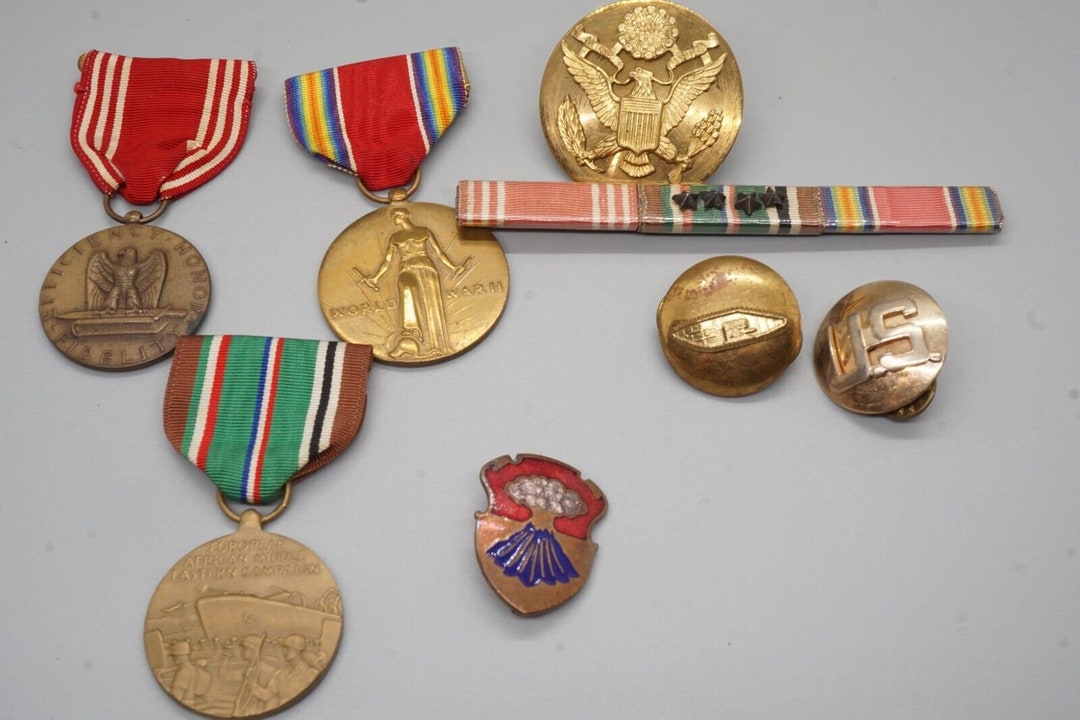 Lot of 10 WW2 Orig 67th ARMOR TANK Medal, Collar Disks, Hat Badge ...