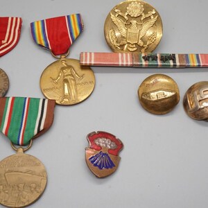 Lot of 10 WW2 Orig 67th ARMOR TANK Medal, Collar Disks, Hat Badge ...