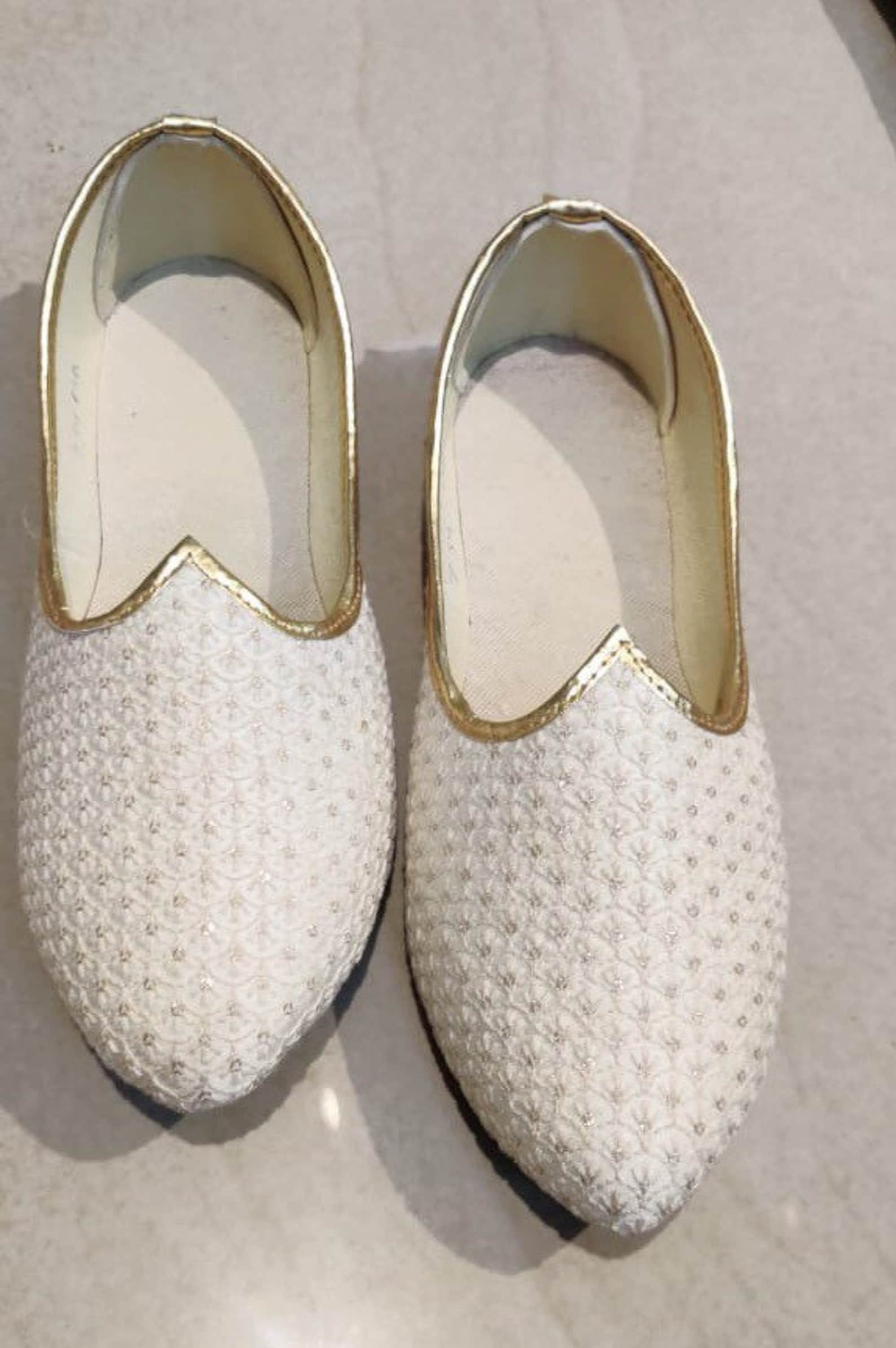 White Colour Handmade Ethnic Men's Mojari / Jutiya / Flat Shoes for ...