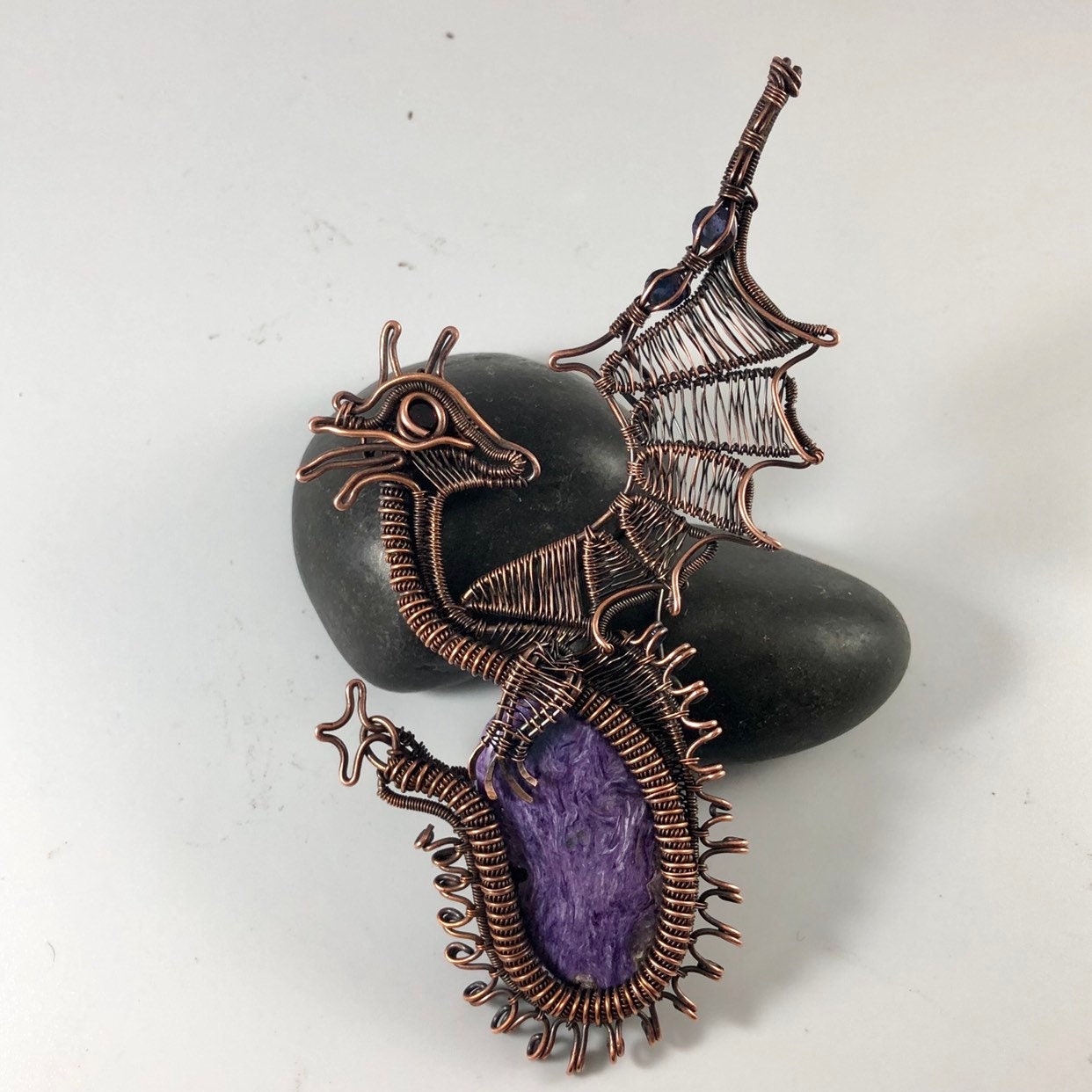Cría de dragón de cobre tejida con cabujón de charoite y piedras ...