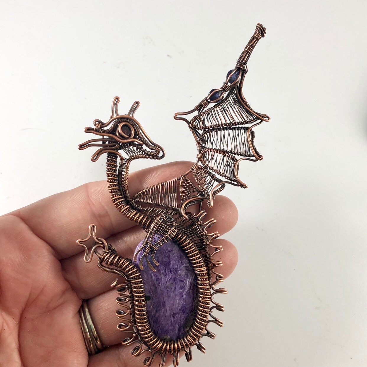 Cría de dragón de cobre tejida con cabujón de charoite y piedras ...